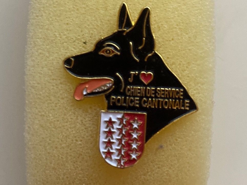 PIN'S - CHIEN POLICIER - VALAIS (D'occasion) à pour CHF 1.5 – avec ...