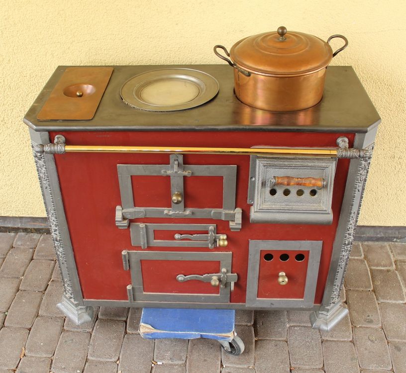 Modell traditioneller Kochherd Küchenherd mit Kupferpfannen | Kaufen ...