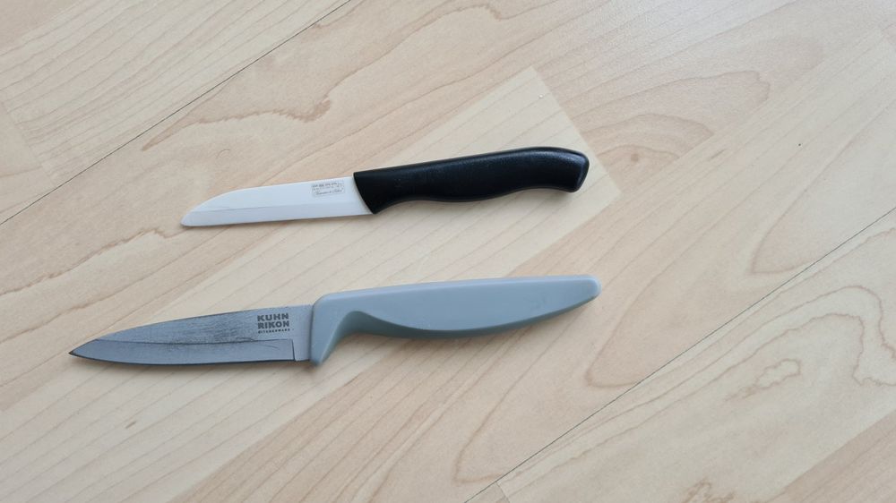 2 Keramikmesser, eines von Kuhn-Rikon (Gebraucht) in Suhr für CHF 7 – mit Lieferung auf Ricardo ...