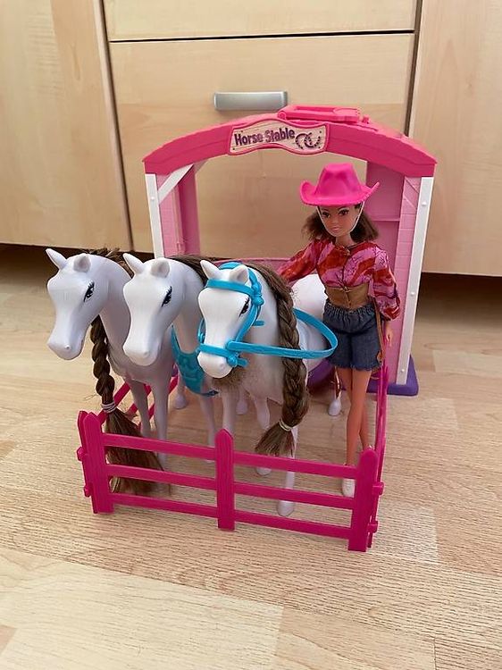 Barbiestall mit 3 Pferden und einer Barbie (Gebraucht) in Aarwangen für ...