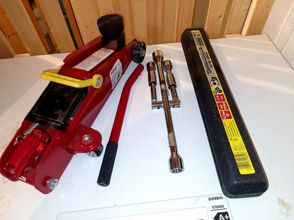 Radwechselset mit Wagenheber und Drehmomentschlüssel (Gebraucht) in ...