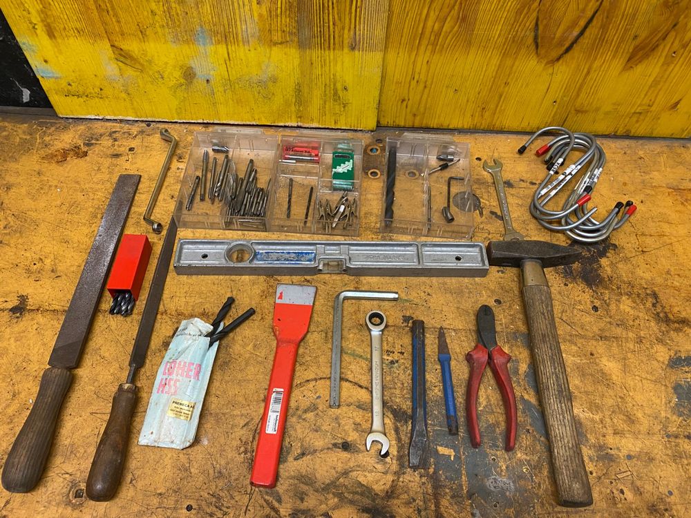 Diverse Werkzeuge, Ratschenschlüssel, Bohrer, Zangen, Hämmer (Gebraucht) in Worben für CHF 34 ...