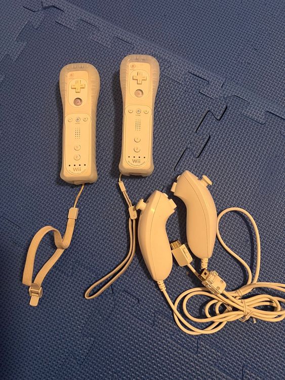 2 Wii Controller mit Motion plus inside + 2 Nunchucks (Gebraucht) in ...