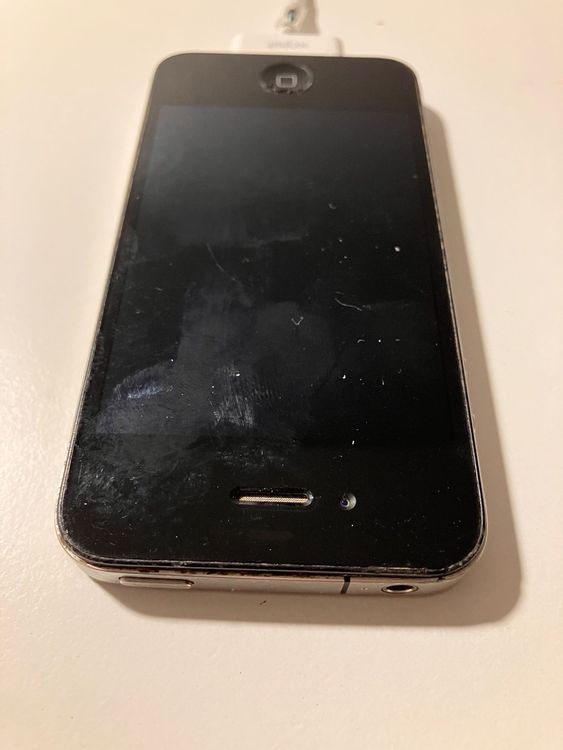 Iphone 4 schwarz (Gebraucht) in Hombrechtikon für CHF 6 – mit Lieferung auf Ricardo kaufen