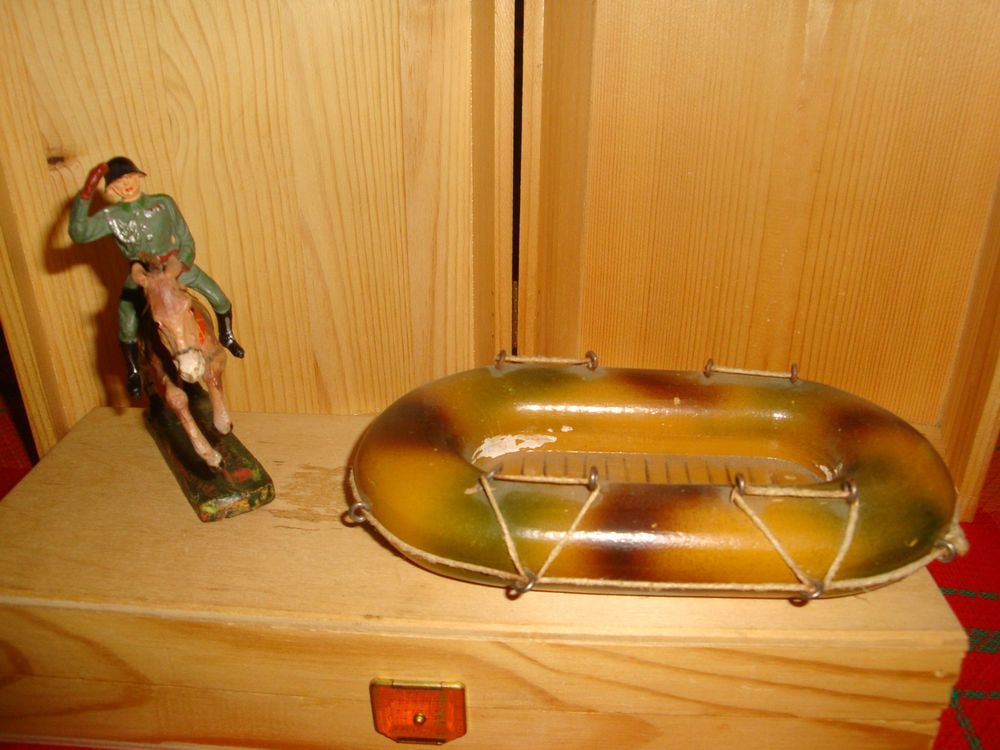 Alte Spielzeuge: Soldat auf Pferd und Gummiboot, Vintage (Gebraucht) in Enggistein für CHF 12 ...