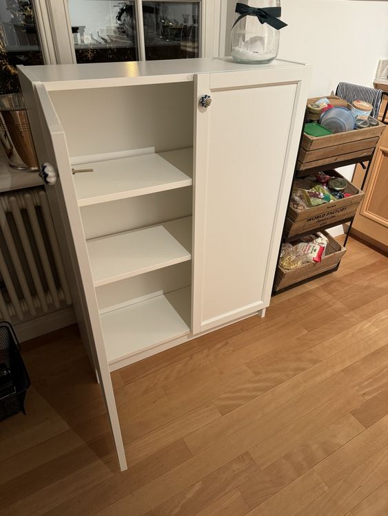 IKEA BILLY Regal Weiss 106cm hoch, mit Türen in top Zustand (Neu ...