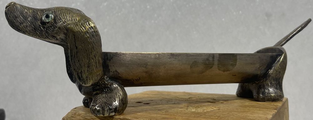 Art-Deko Grosses Dachel Skulptur mit sehr schönen Verzierung (Gebraucht ...