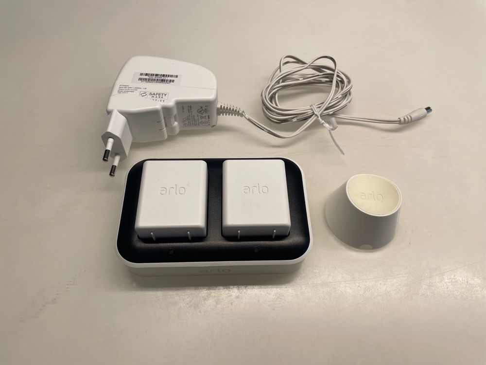 Arlo Ultra Ladegerät mit 2 Akku + 1 Kamera-Halter magnetisch (Gebraucht ...