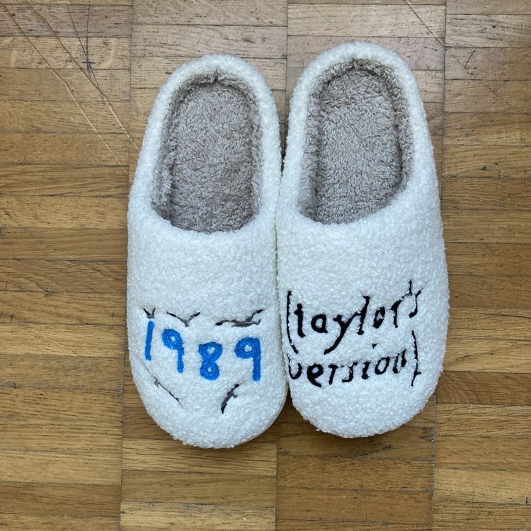 Taylor Swift 1989 Slippers (Neu (gemäss Beschreibung)) in Zürich für ...