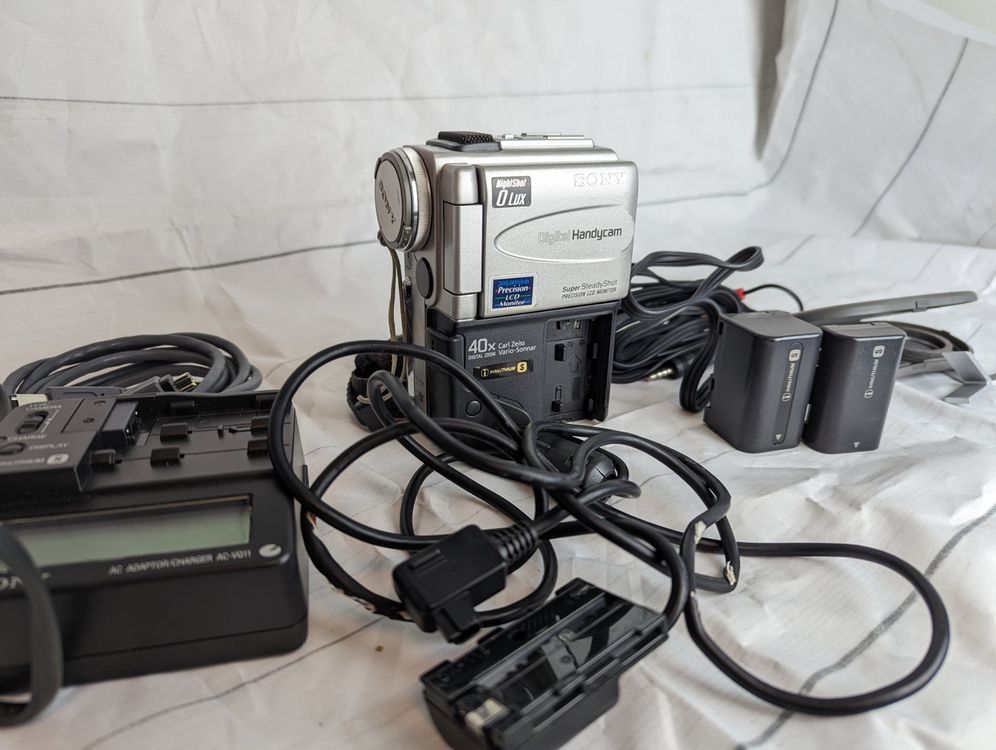 Sony Mini DV Handicam DCR-PC2E mit viel Zubehör (Gebraucht) in Baden ...