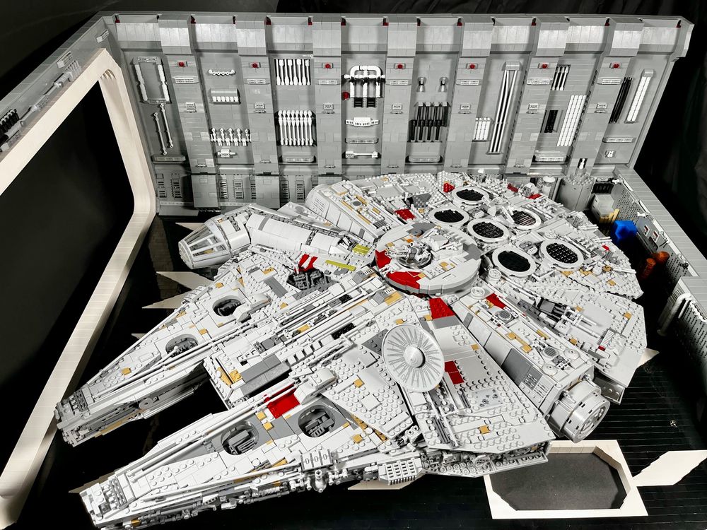 LEGO StarWars MOC Dock + 75192 UCS Millennium Falcon + stand (Gebraucht ...