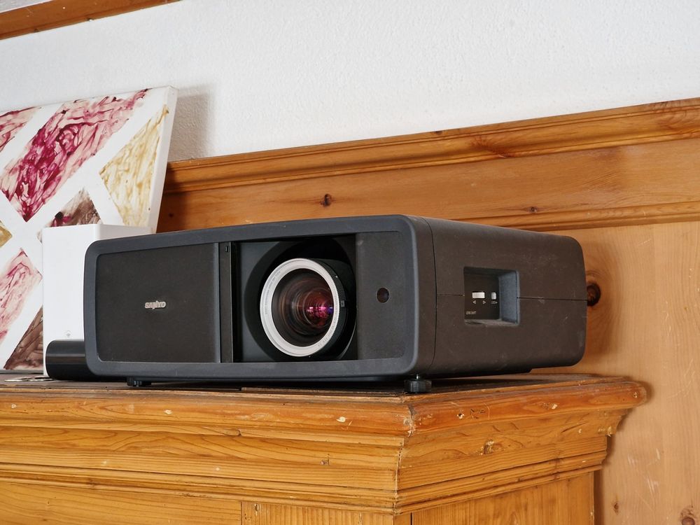 TOP Heimkino Beamer mit optischem Lens Shift - Ab 1.-CHF!!! (Gebraucht ...