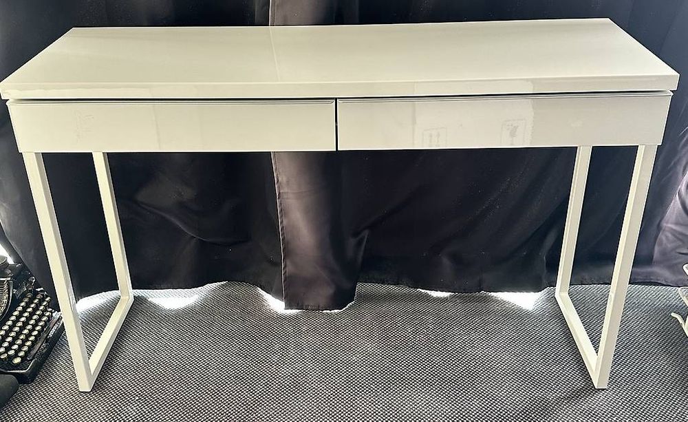 Joli petit bureau IKEA en très bon état (Gebraucht) in Grandson für CHF ...