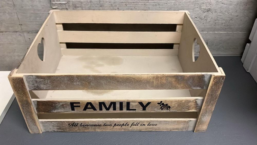 Cassetta di legno "family" 36x16x28 cm (Usato) a Melano per CHF 6 – con ...