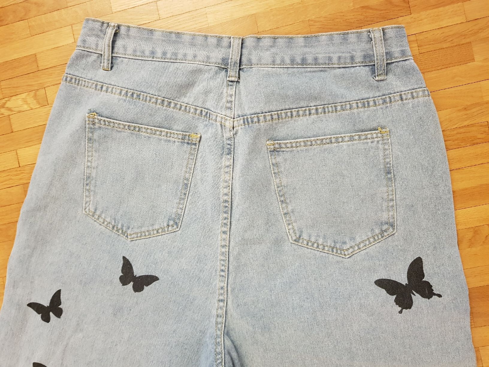 Jean homme tendance avec papillons🦋, taille L (D'occasion) à Veyrier ...