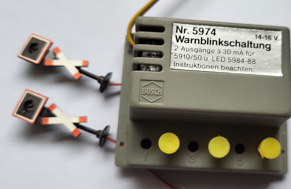 Busch 5974 Warnblinkschaltung mit 2 Blinkern H0 (Gebraucht) in Huttwil ...