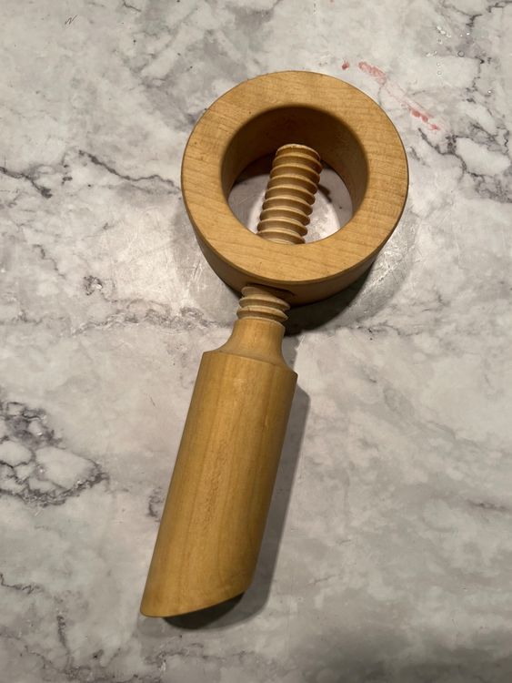 Nussknacker mit Schraubgewinde aus Holz (Gebraucht) in Basel für CHF 10 ...