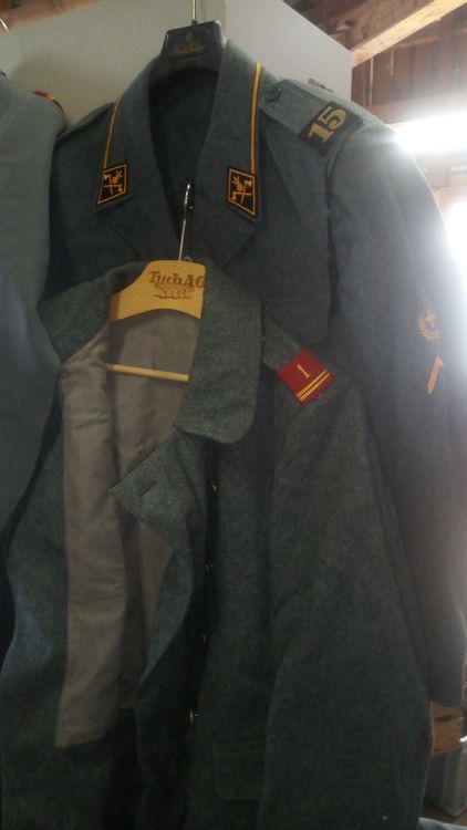 lot Uniformen 2 (D'occasion) à pour CHF 10 – retrait uniquement ...