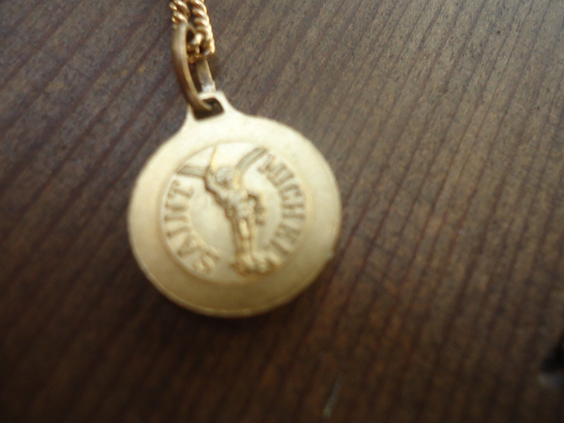 Pendentif du Mont-Saint-Michel en métal doré (D'occasion) à Vessy pour ...