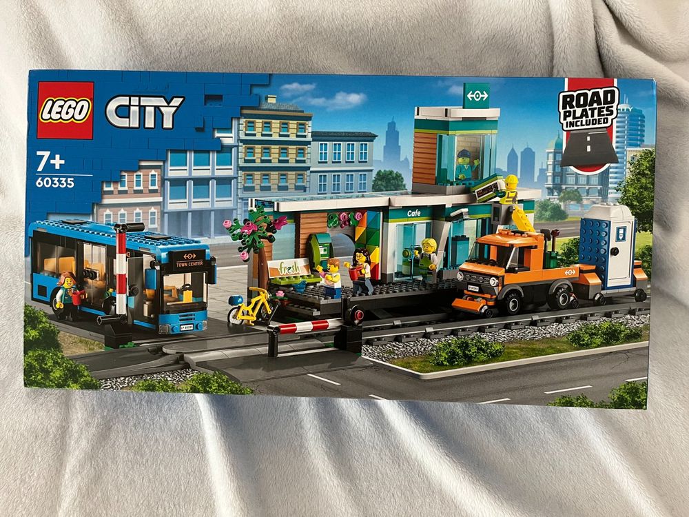 LEGO 60335 City Bahnhof Schienen, Bus, Strassenplatten NEU (Neu und originalverpackt) in Buochs ...