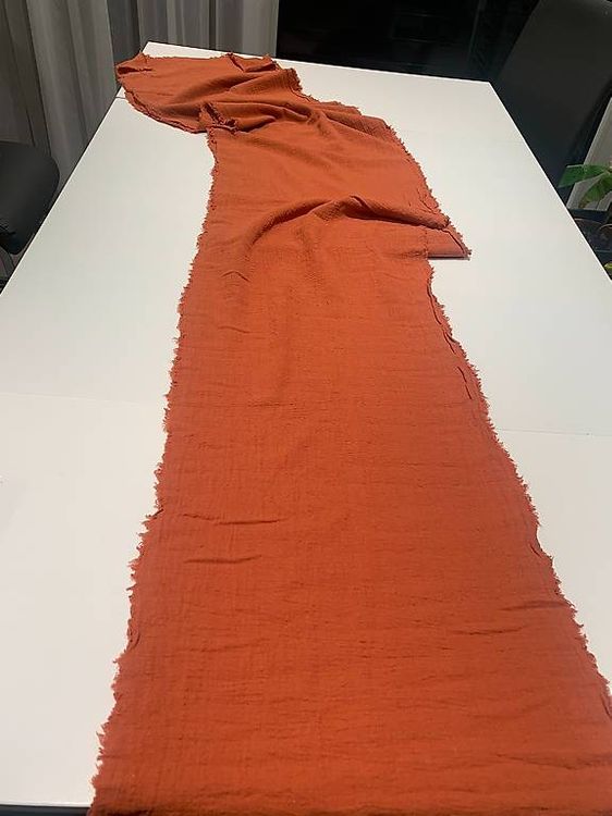 Un chemin de table et 18 serviettes en tissu (D'occasion) à Fribourg ...