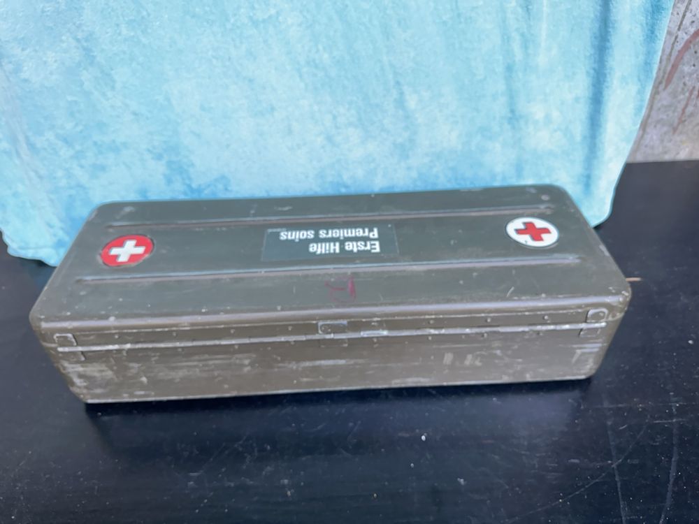 Vintage Metal First Aid Kit Box (Gebraucht) in Lausanne für CHF 30 ...