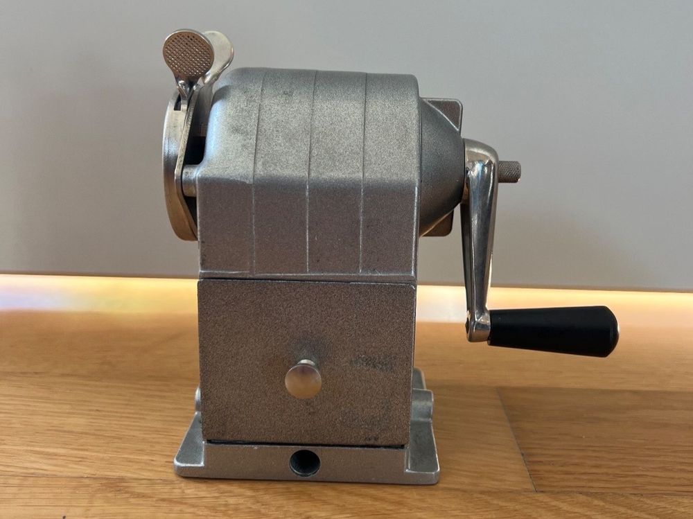 Klassischer Caran d'Ache Bleistiftspitzer mit Kurbel (Gebraucht) in ...