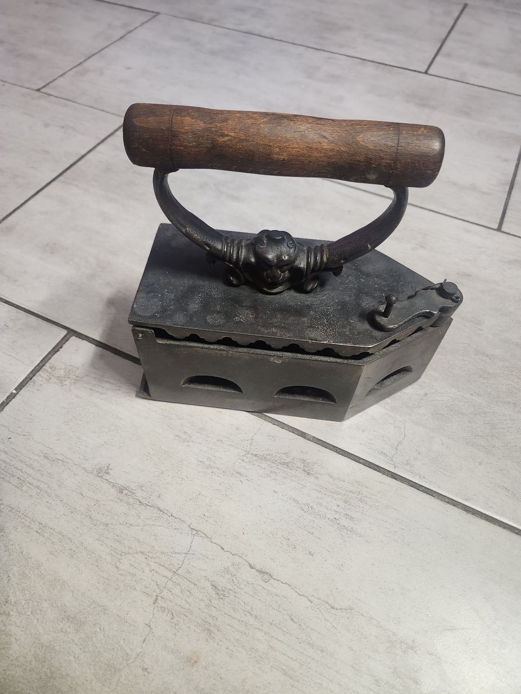 Antique Coal Iron - A Piece Of History - Collectable! (Gebraucht) in ...