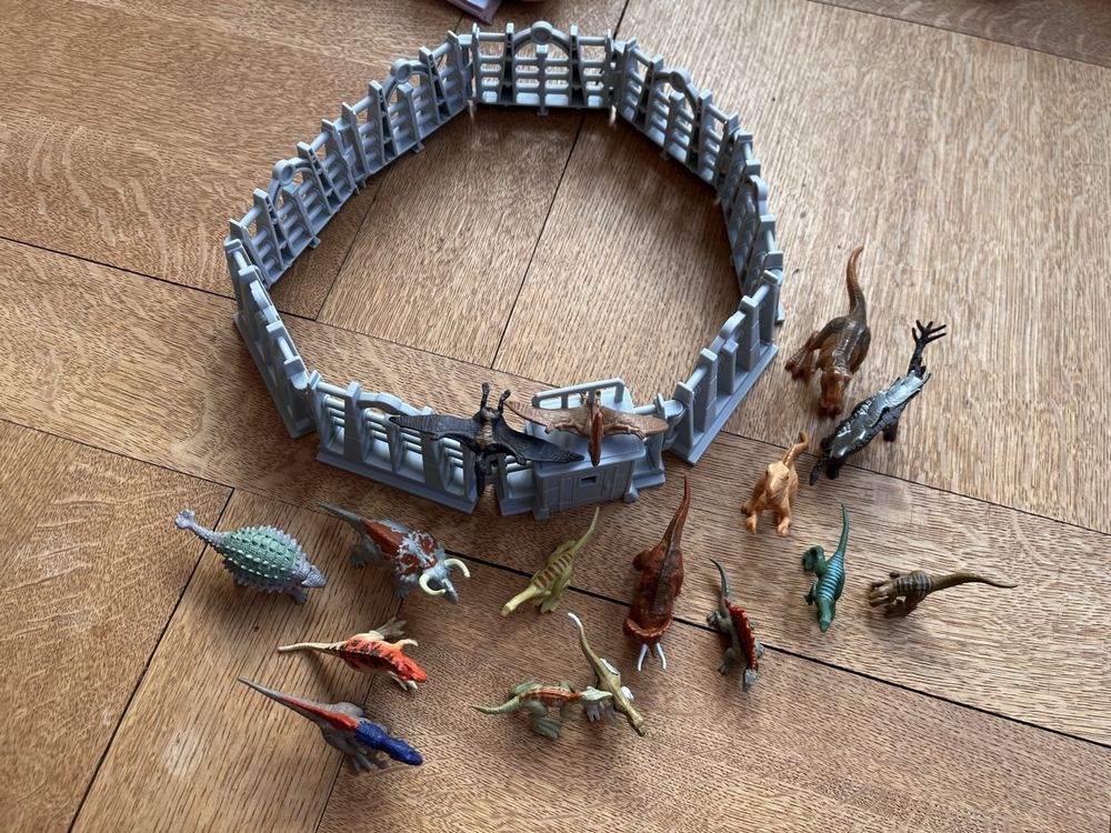 Dinosaur cage with 16 small dinosaurs | Kaufen auf Ricardo