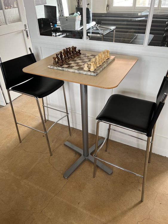 Stehtisch mit 2 Hocker (Gebraucht) in für CHF 100 – nur Abholung auf ...