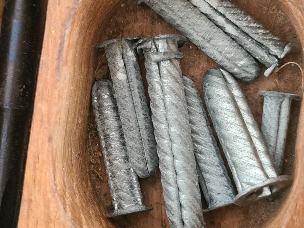 Metall Dübel alt in schönem Holzkasten. | Kaufen auf Ricardo