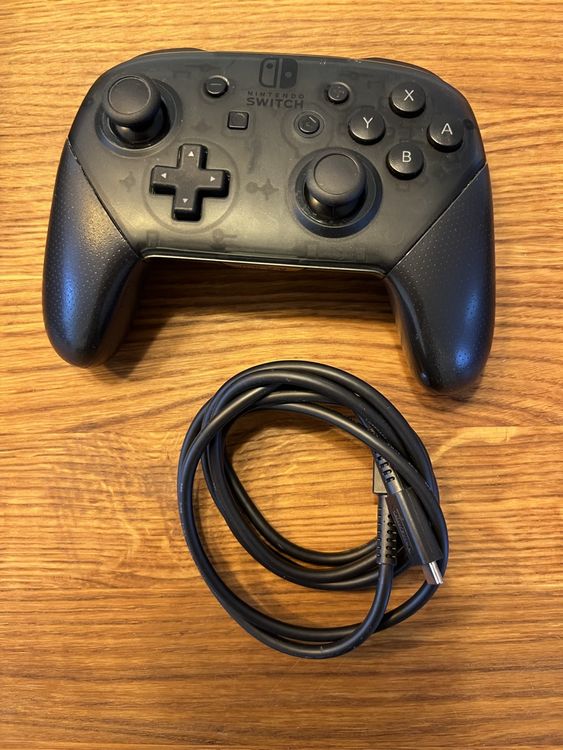 Nintendo Switch Pro Controller mit USB-C Ladekabel (Gebraucht) in ...