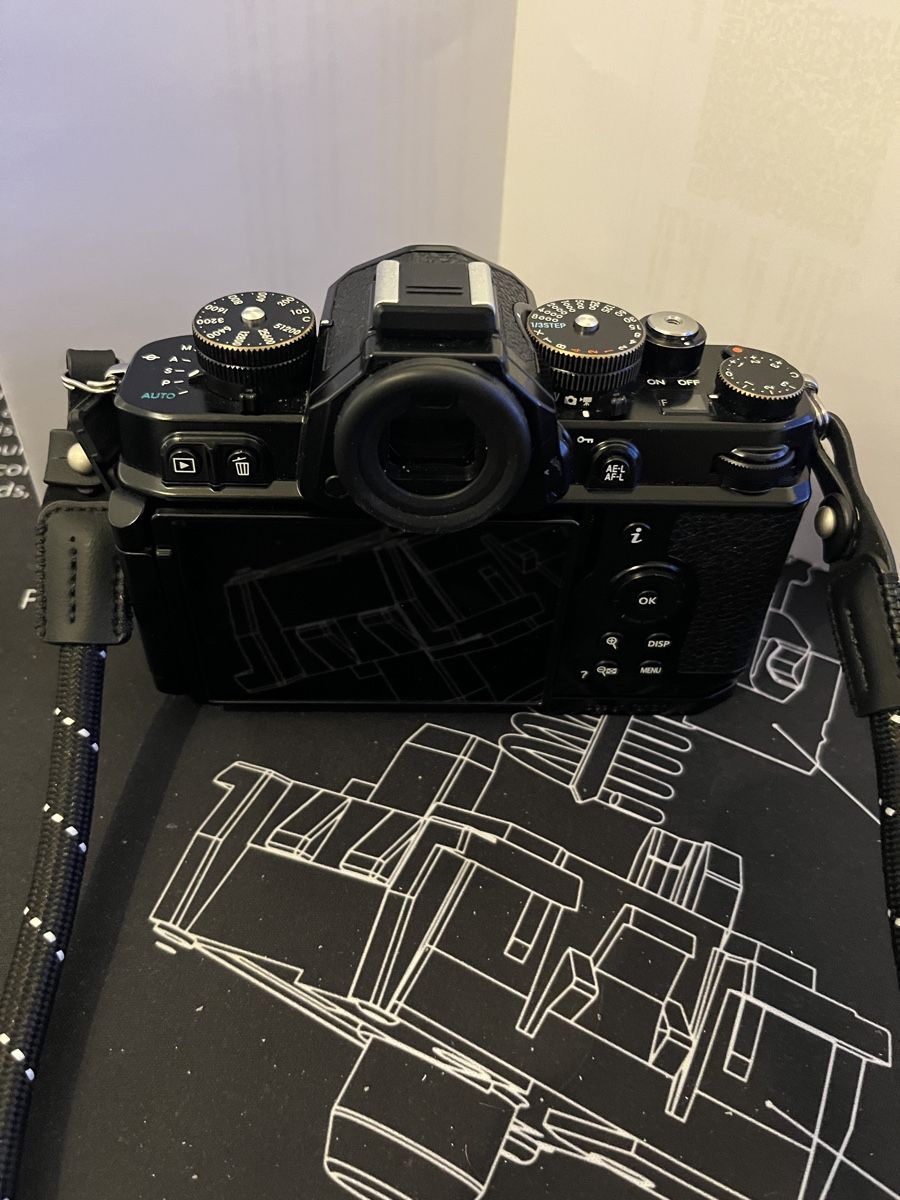Nikon zf 40mm Kit, mit smallrig grip und strap (Neu (gemäss ...