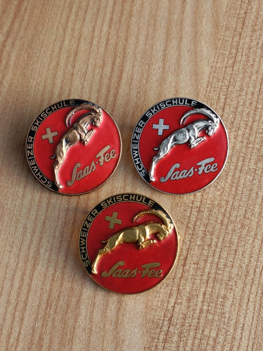 Alte Sport Abzeichen Emailliert Schweizer Skischule Saas Fee (Gebraucht) in Brugg AG für CHF 75 ...