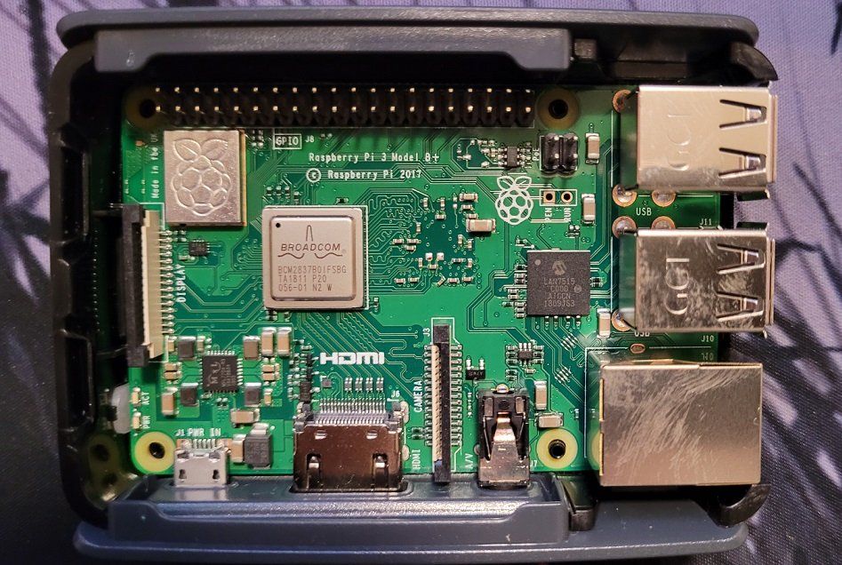 Raspberry Pi 3 Model B+ mit SD-Karte + Gehäuse und Netzteil (Gebraucht) in Dierikon für CHF 90 ...