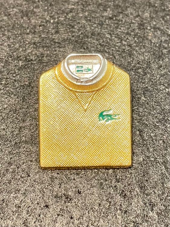 Pin’s Lacoste Roland Garros. Arthus Bertrand Paris. (Gebraucht) in Genève für CHF 8 – mit ...