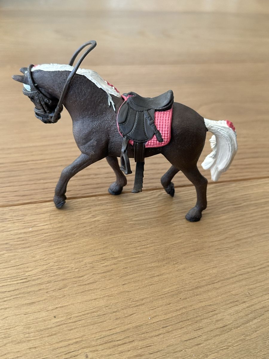 Spezielles Schleich Pferd, braun mit Sattel und Zaumzeug (Gebraucht) in ...