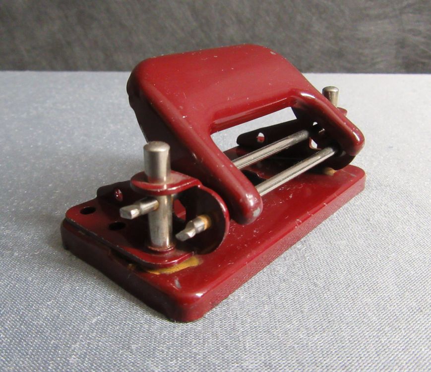 kleiner bordeauxroter Locher - Kin made in Czechoslovakia (Gebraucht ...