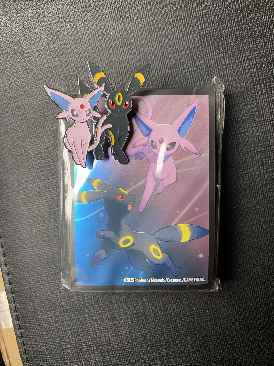 Pokemon Prismatic Evolution Espeon & Umbreon Pin und Sleeves (Neu ...