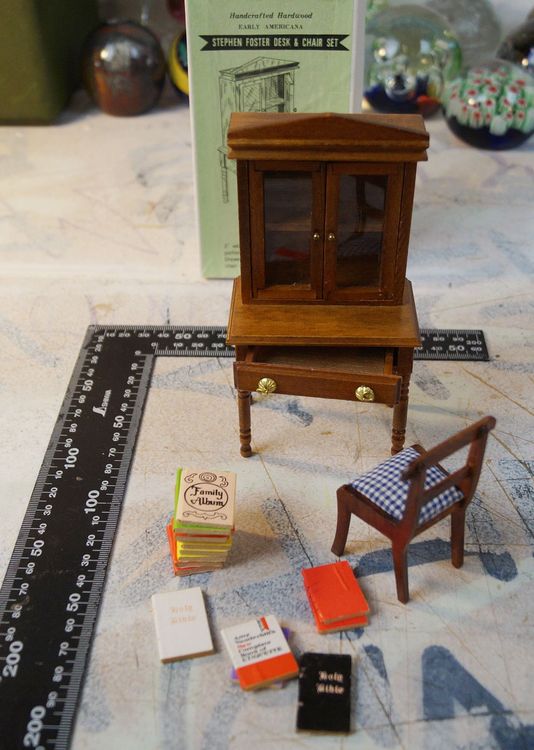 Miniatur-Bücherschrasnk – Stephen Foster Desk & Chair Puppen (Gebraucht ...