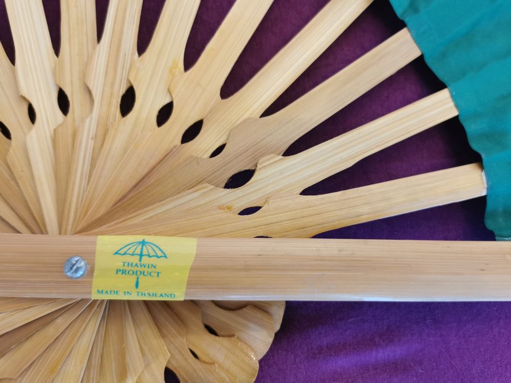 Fächer aus Thailand mit Blumen-Schmetterlingen (Gebraucht) in Gockhausen für CHF 18.5 – mit ...