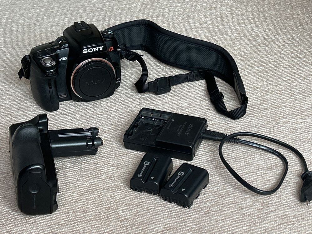 Sony alpha 580 Body mit Zubehör (Gebraucht) in Langnau am Albis für CHF 106 – mit Lieferung auf ...