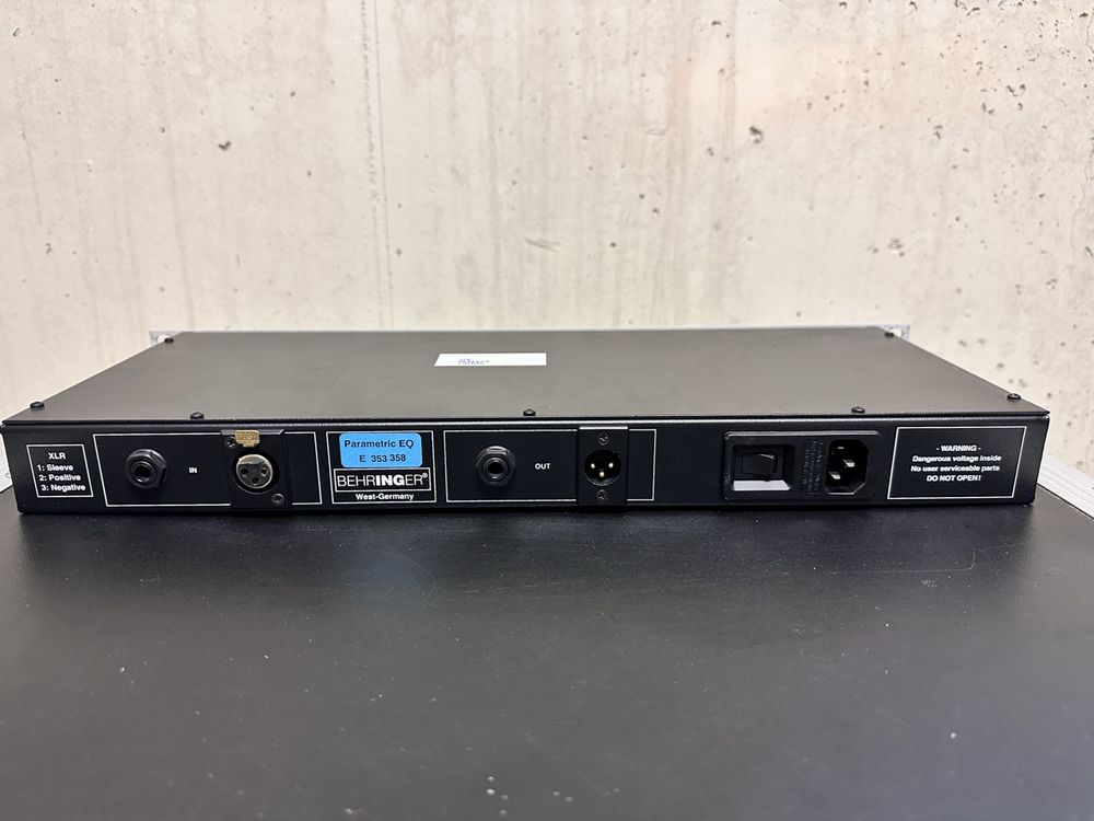 Behringer PEQ 300 parametrischer Equalizer im 19 Zoll Format (Neu und ...