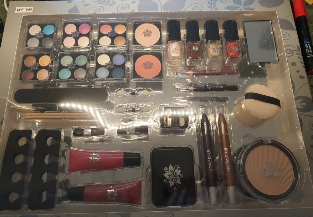 2 Make-up Sets Gross und Klein für ein Preis Fabrikneu (Gebraucht) in Horw für CHF 20 – mit ...