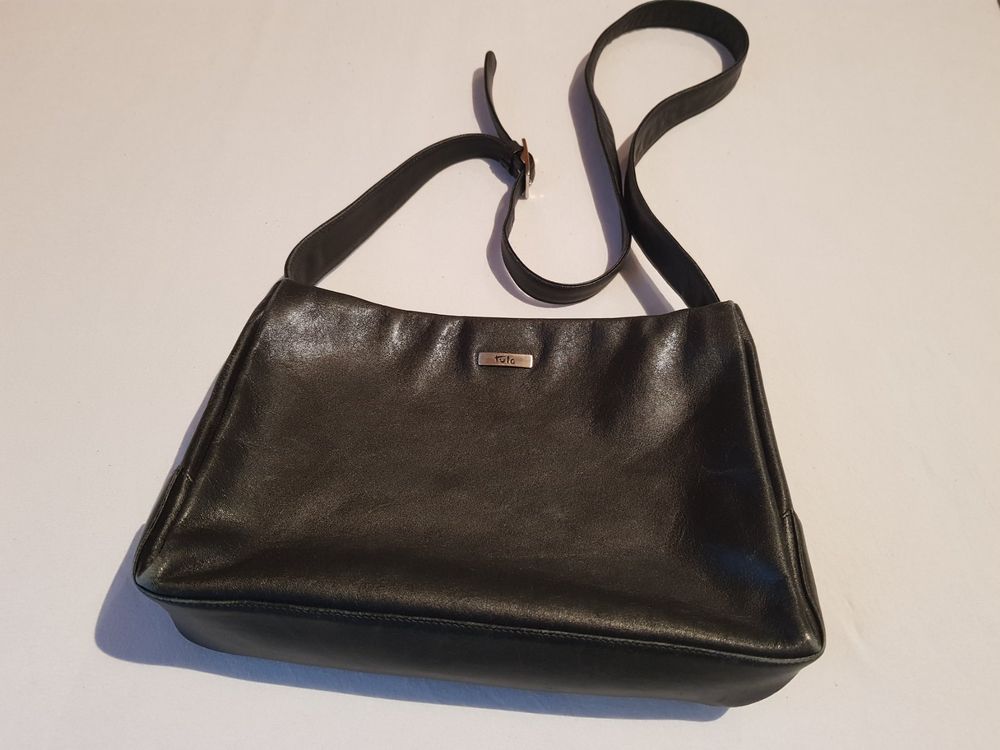 Simple black leather handbag, adjustable shoulder strap (Gebraucht) in ...