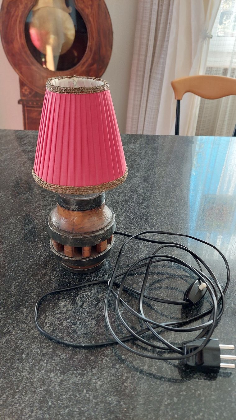 Holz Lampe mit rotem Schirm - Perfekt für den Winter! (Gebraucht) in ...