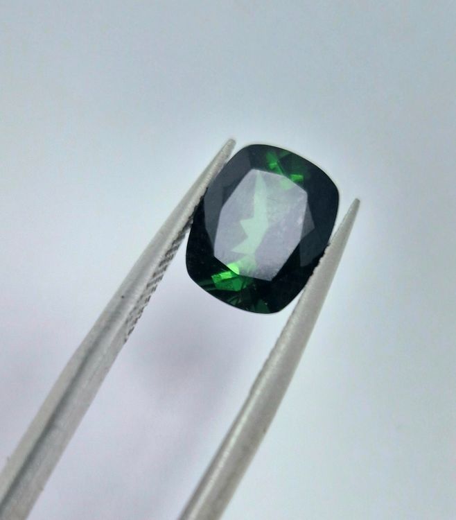 Turmalin 3.30ct. dunkelgrün mit Zertifikat (Neu und originalverpackt ...