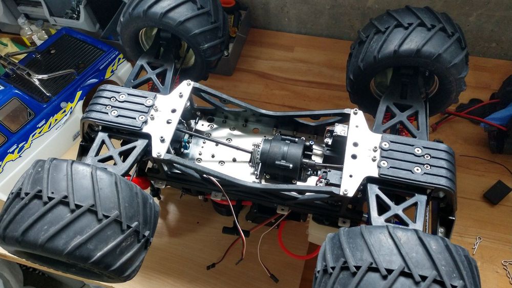 Kyosho Giga Crusher Dual Force (Neu (gemäss Beschreibung)) in Kappel SO für CHF 460 – mit ...