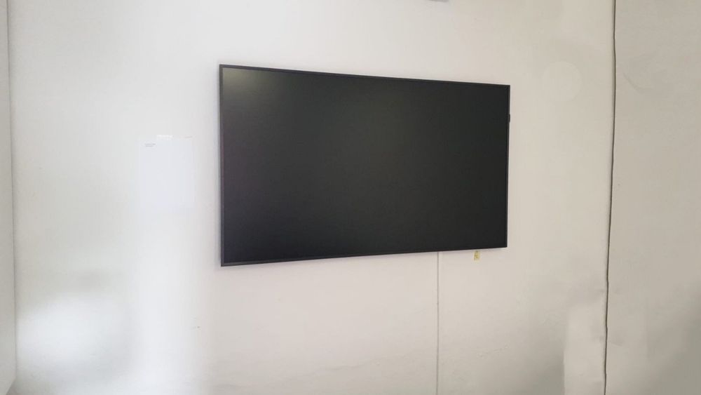 Samsung QM65F Professional Display – 65" 4K UHD + Wandhalter (Gebraucht ...