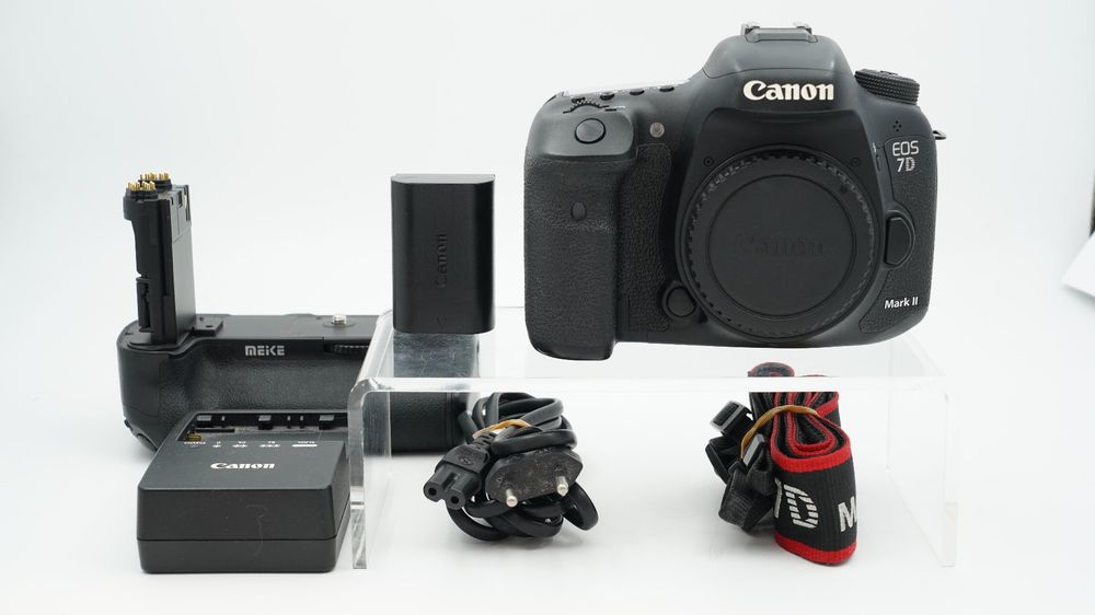 Canon EOS 7D Mark II mit Meike MK-7D II Batteriegriff (Gebraucht) in ...